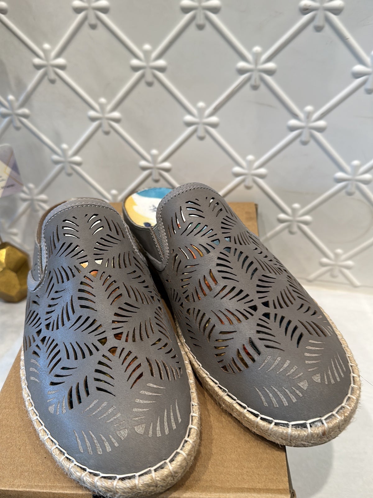 olukai slippers retail 120 available in size 7 8.5 11 Slippers